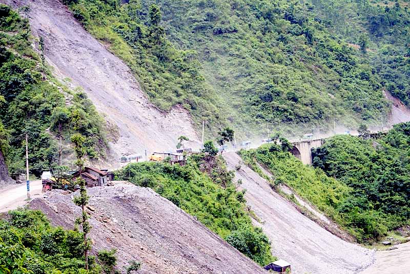 तीन किलोमा पहिरो खस्यो:नारायणगढ–मुग्लिन सडक अवरुद्ध | Bagmati Kalam
